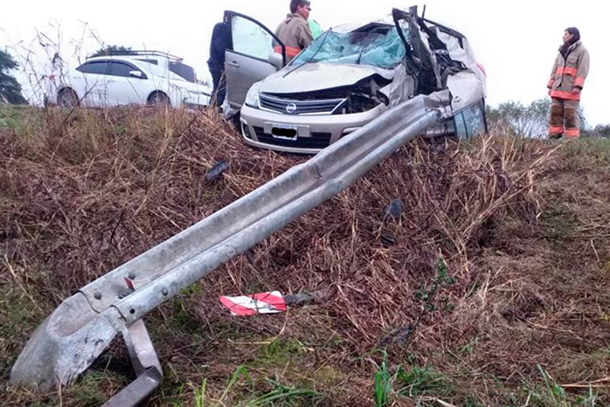 Un hombre con graves heridas en sus piernas al quedar incrustado con su ...