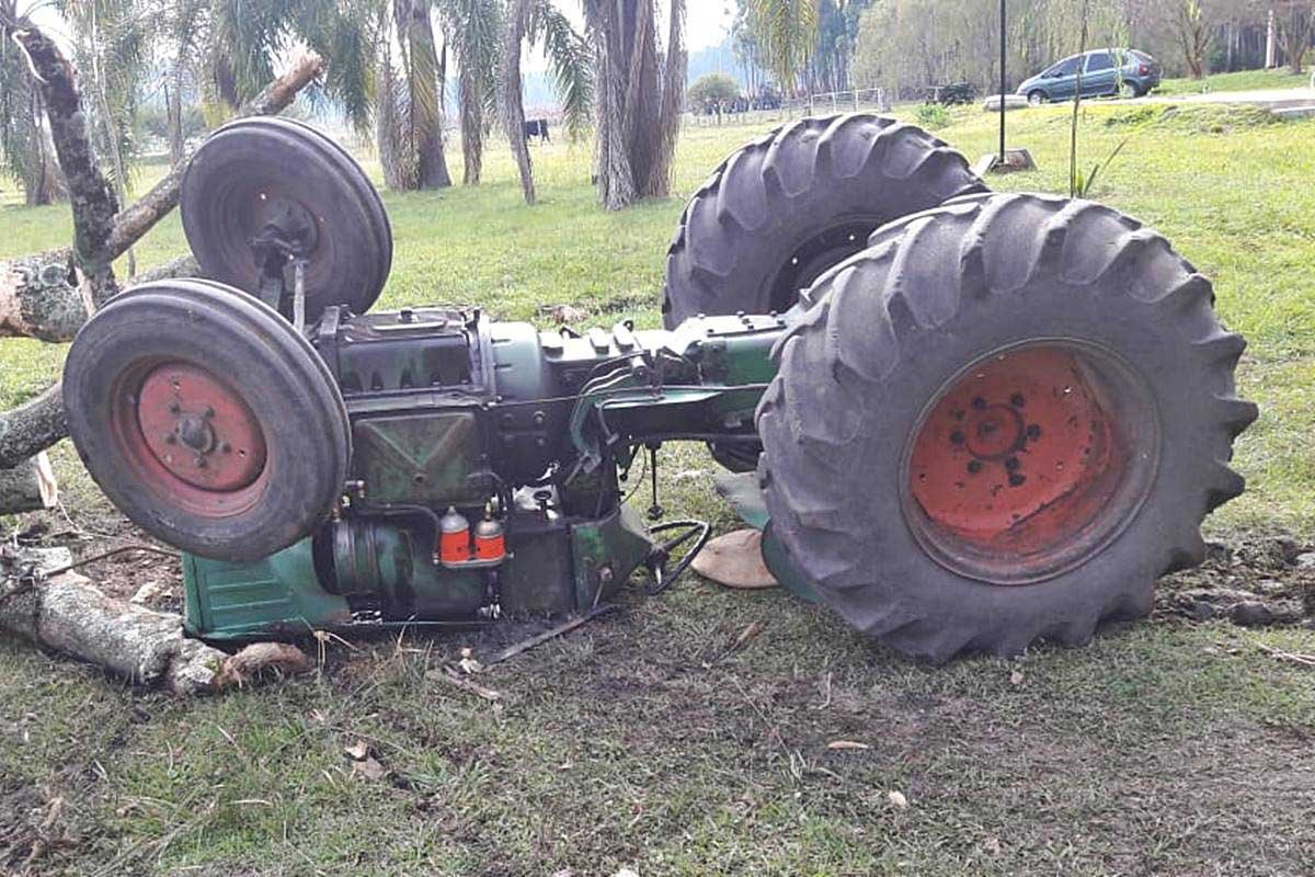 Arrastraba un árbol caído pero el tractor se le dio vuelta y se salvó ...