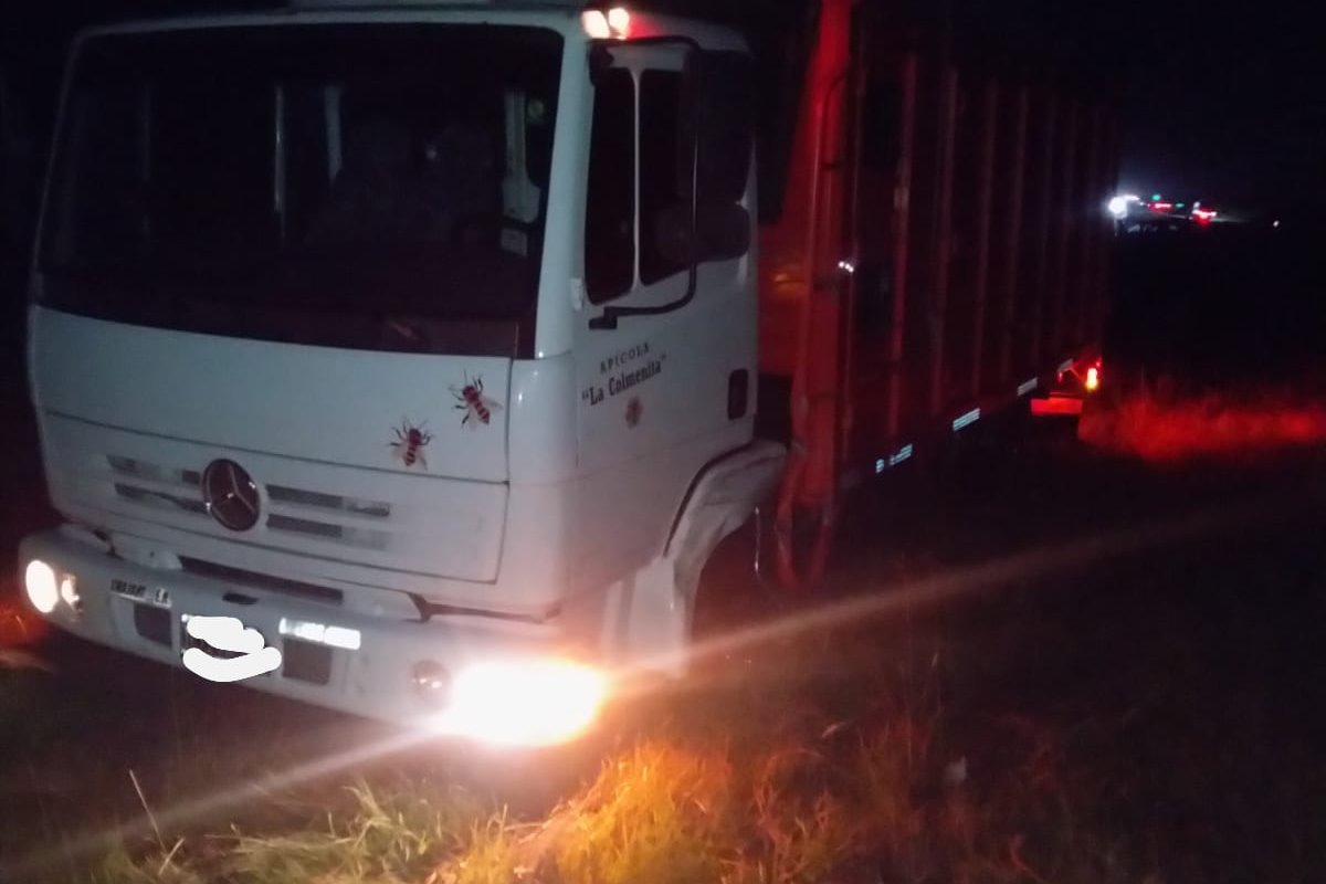 Un camión perdió el control y terminó chocando con un auto | Diario Río ...