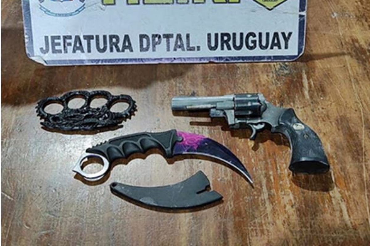 Fueron a la escuela con un revolver, manoplas y cuchillos para amenazar ...