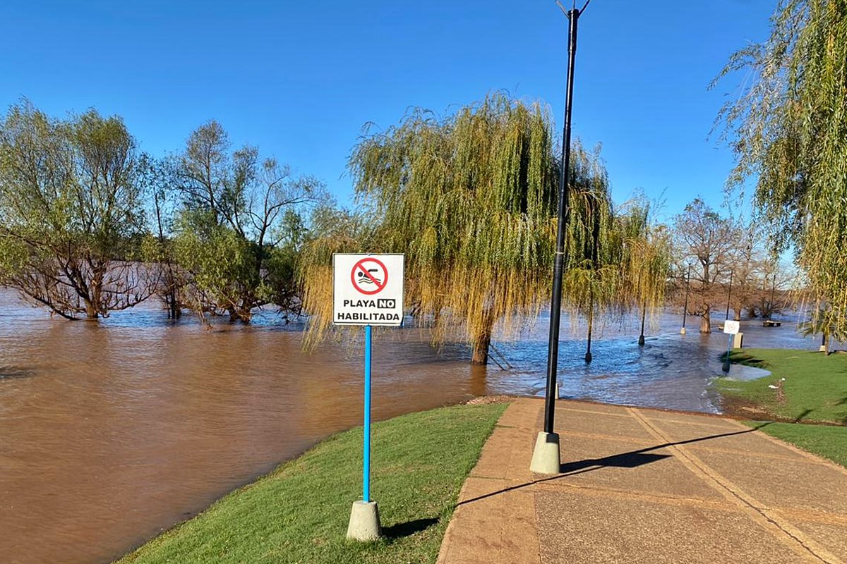 El río Uruguay continúa elevando sus niveles y cubre gran parte de la ...