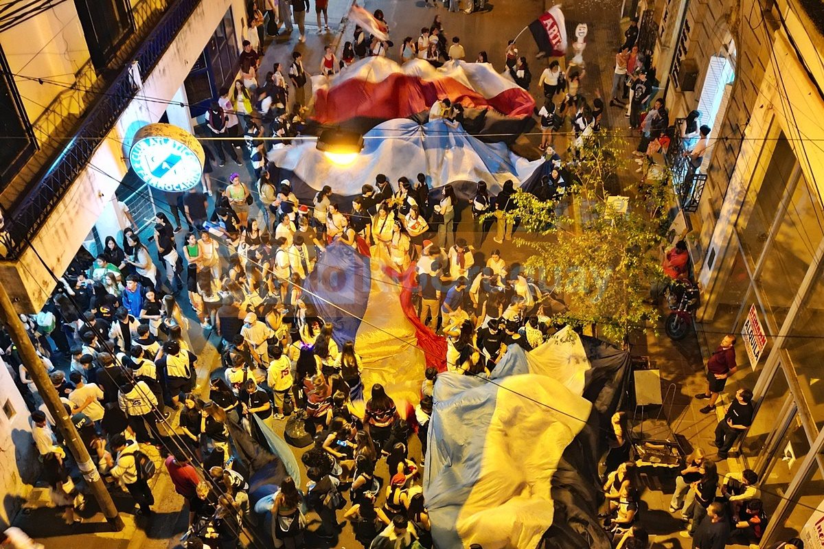 El banderazo estudiantil visto desde el drone de Diario Río Uruguay ...