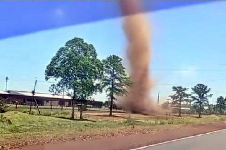 Un alto remolino de tierra fue filmado por automovilistas que ...
