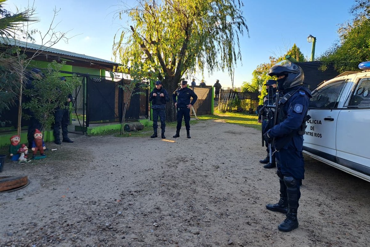 La policía realizó tres allanamientos luego de que un hombre efectuara ...