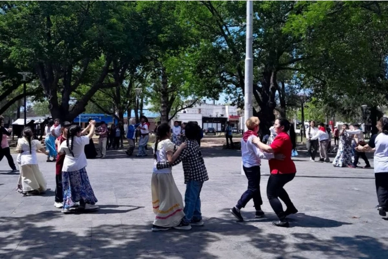 A puro baile las escuelas recordaron el Día de La Chamarrita | Diario ...